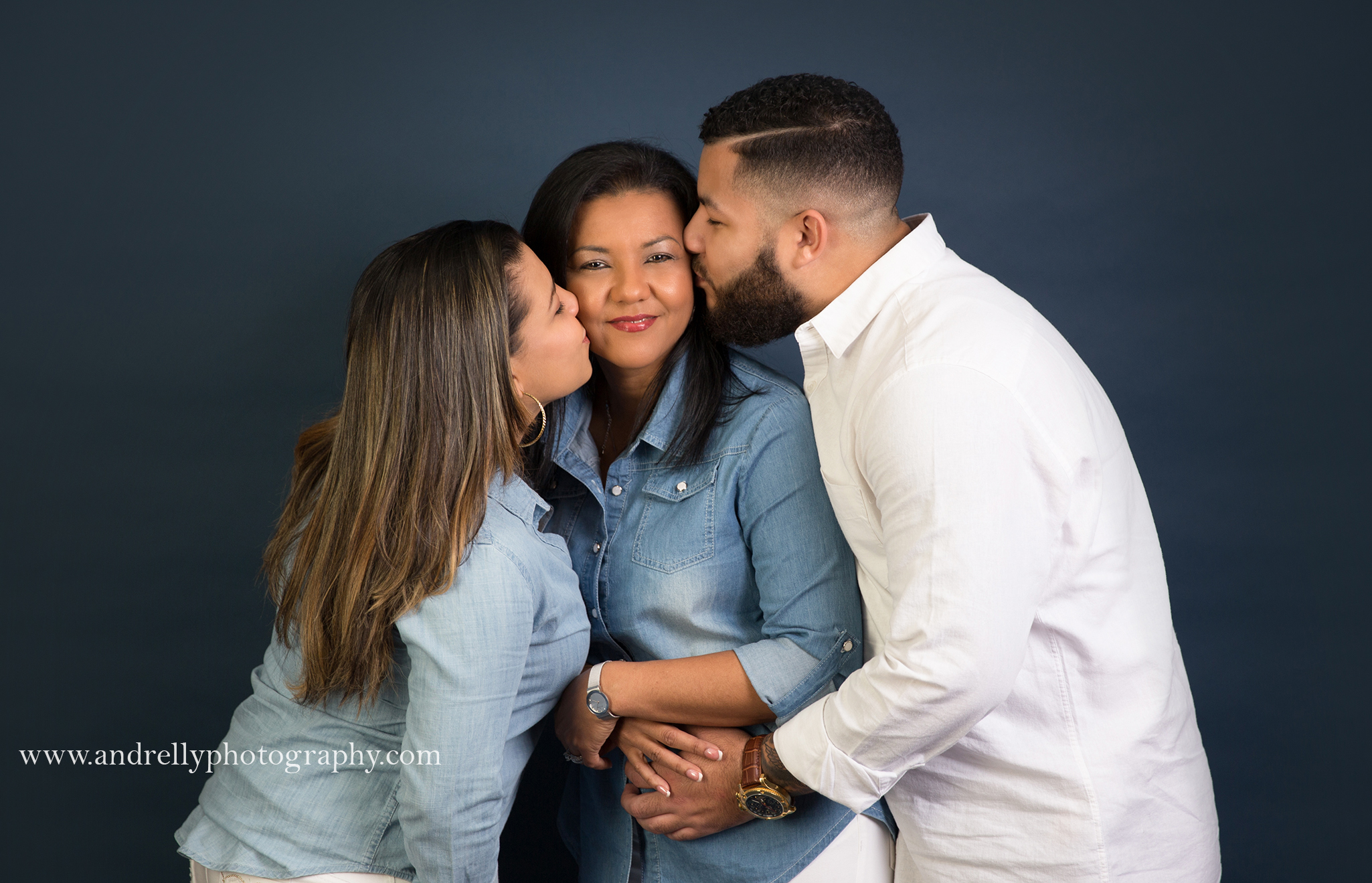 kiss-portrait-family-jeans – Andrelly Photography